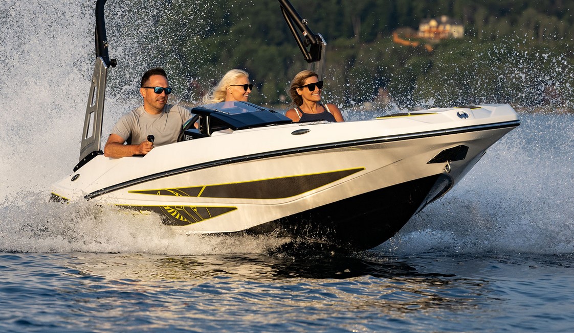 5 Best Jet Boats: Considerations and Comparisons - Boatzon